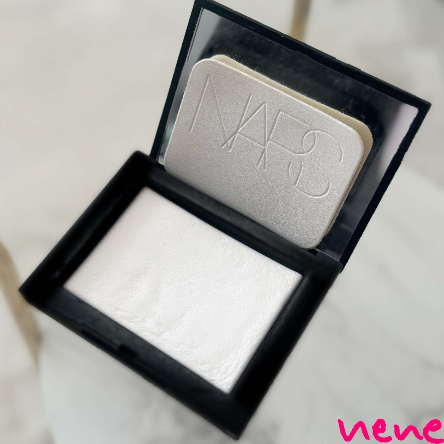 【さらばメイク崩れ】2023年の二大セッティングパウダーを比較！大人気のNARSとRMKは何が違う？ - nene(ネネ)